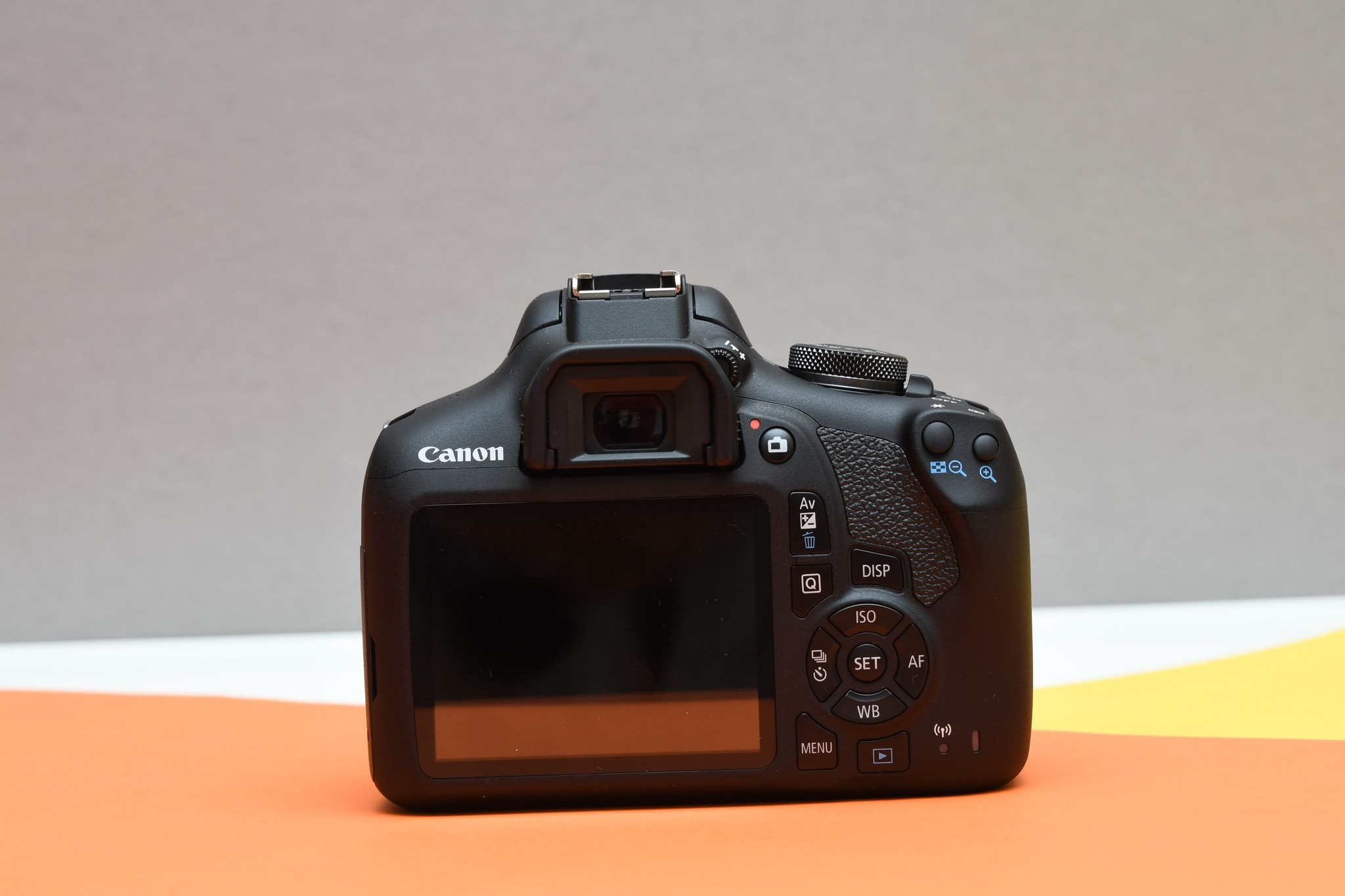 Cámara canon rebel eos T7 con lente de 18-55 mm